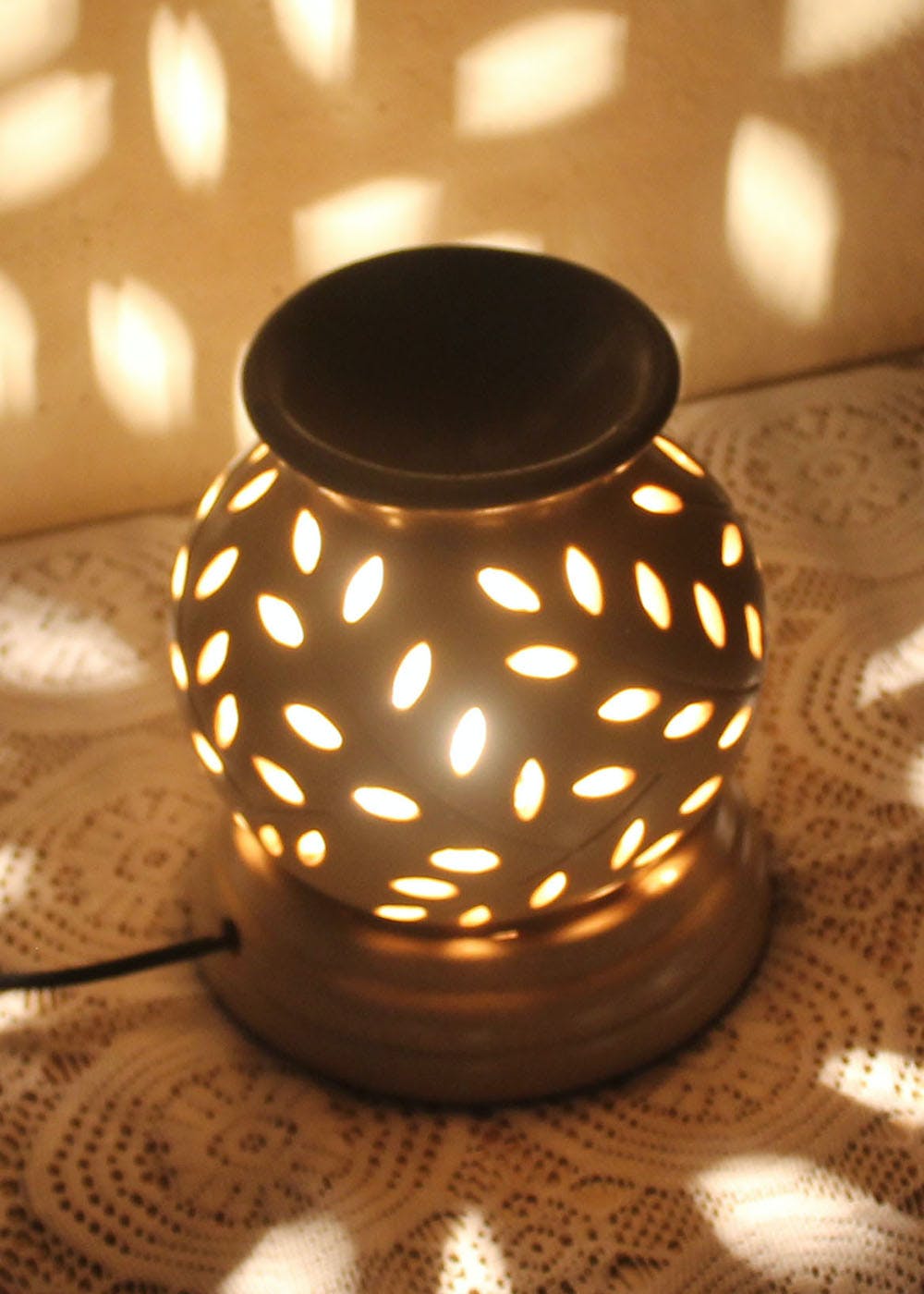 Get Ceramic Diffuser Burner In Matka Shape With Electric Bulb And Oil ...