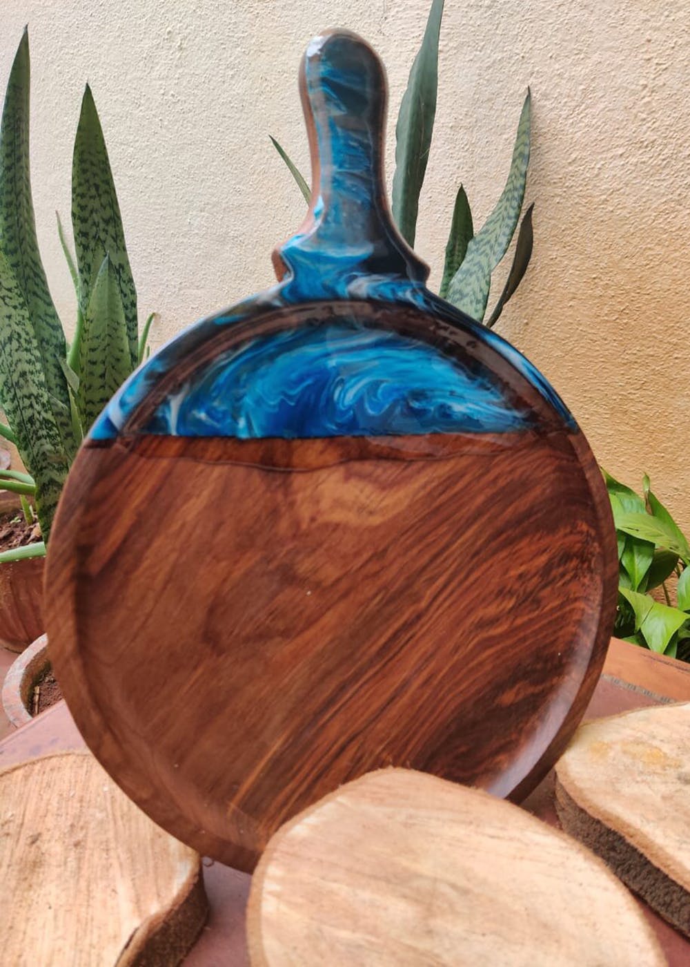 Get Blue Resin Detail Round Wood Platter at ₹ 2349 | LBB Shop