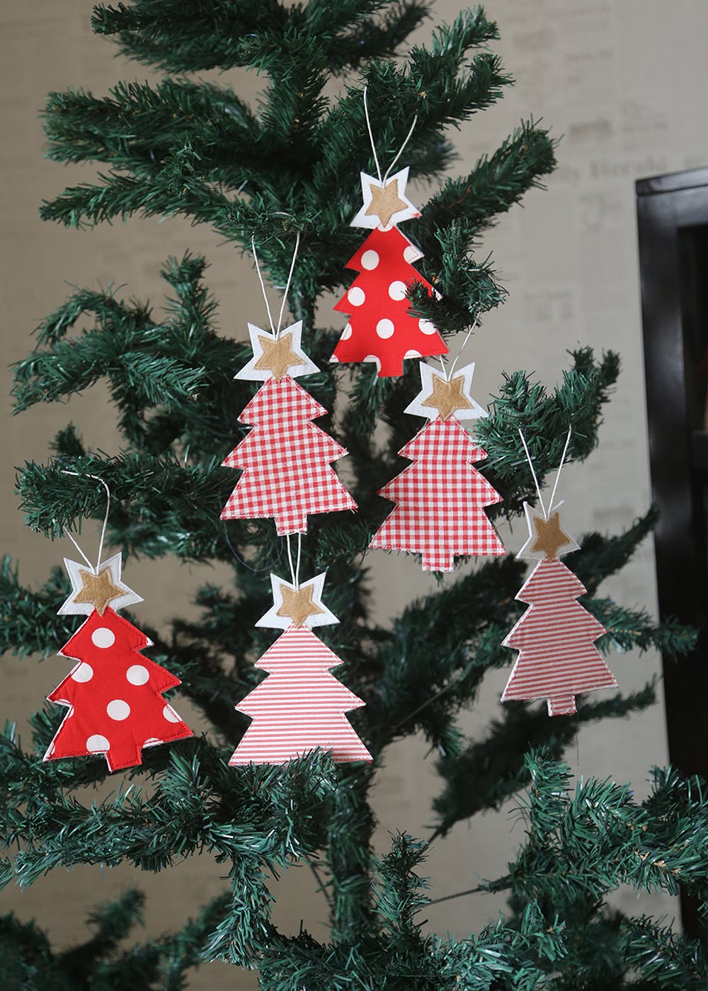 Get Set Of 6 Red Tree Christmas Tree Hangings at ₹ 399 | LBB Shop