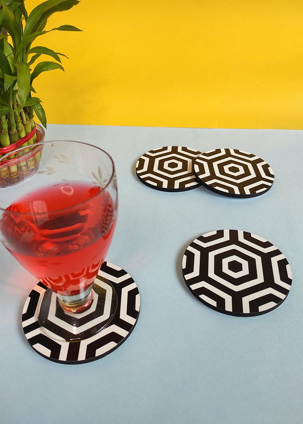 Get Round B&W Hive Wooden Coaster Set of 4 at ₹ 494 | LBB Shop