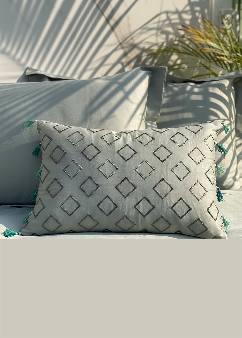 Get Geometric Pattern Grey 4 pcs Bedsheet Set at ₹ 3999 | LBB Shop