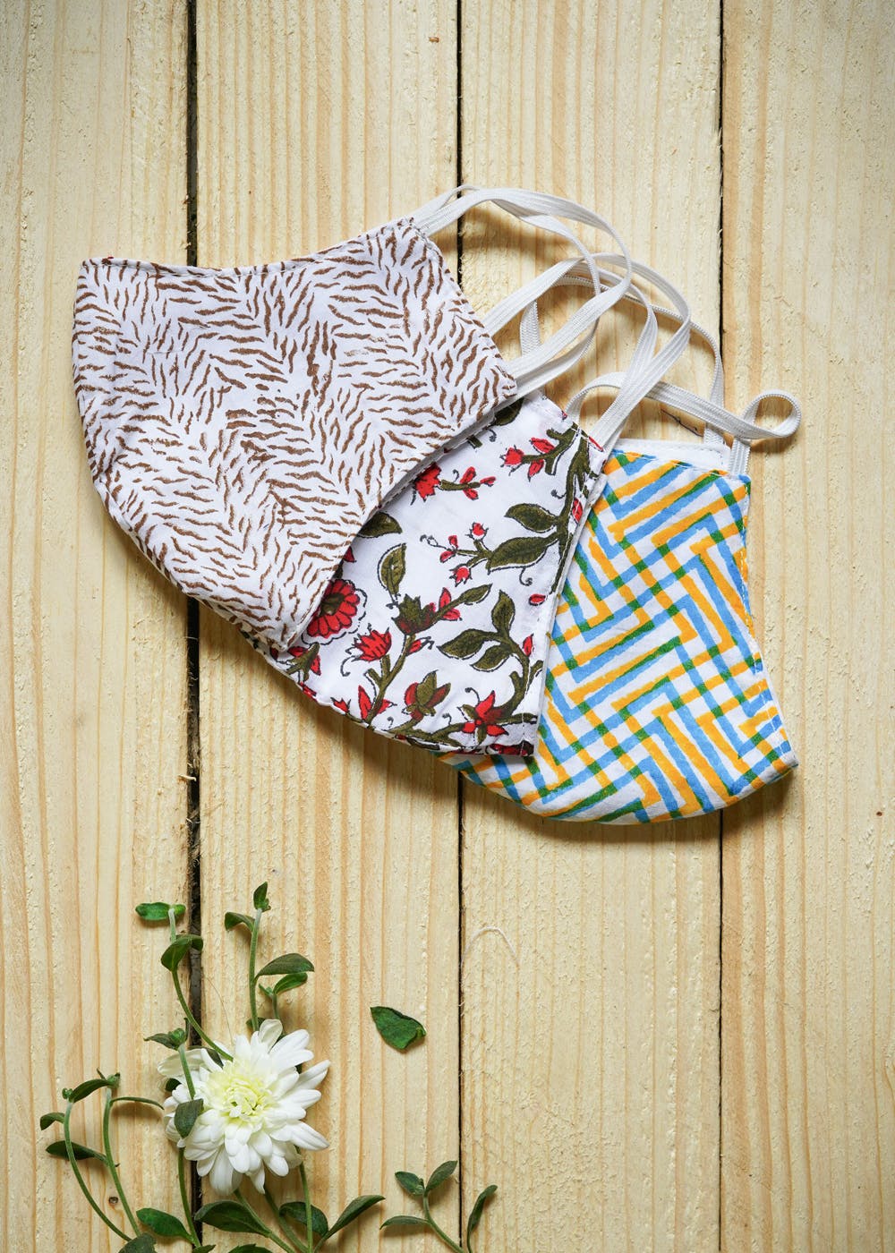 Get Set of 3 Floral, Geometric Lines & Spots Printed Masks at ₹ 390 ...