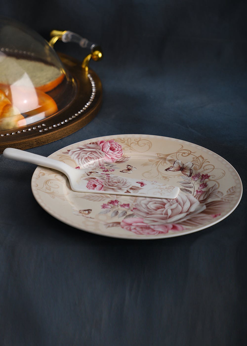 Get Cake Platter with Server at ₹ 1100 | LBB Shop