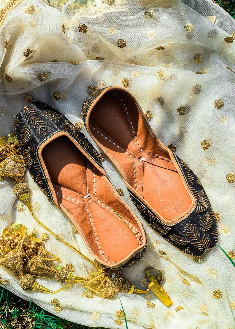 Get Leaf Embellished Black Juttis at ₹ 1500 | LBB Shop