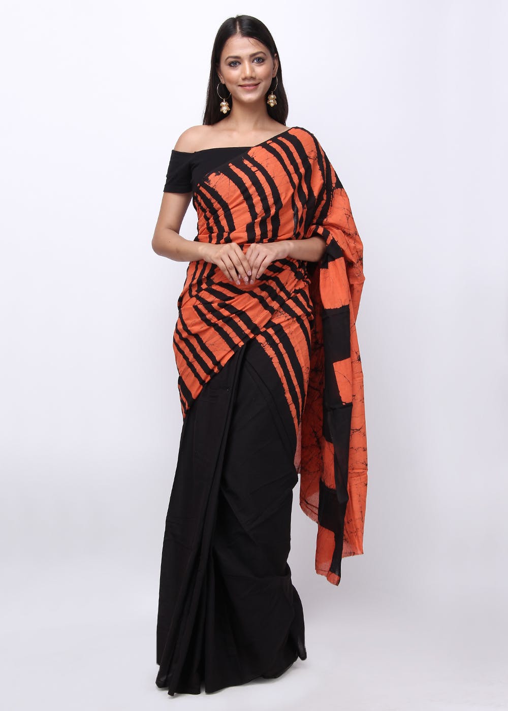 Get Contrast Geometric Lines Border Saree at ₹ 1200 | LBB Shop