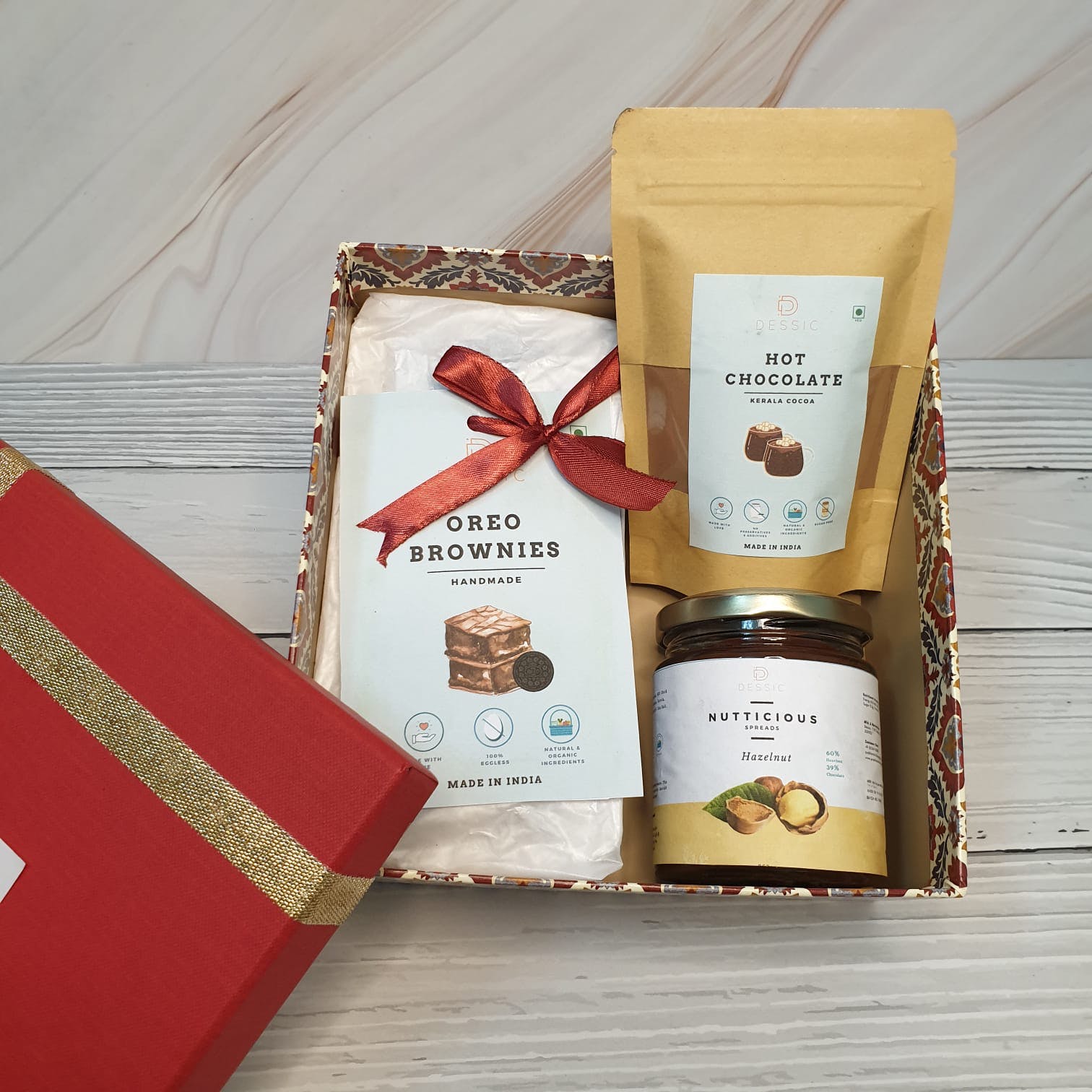 Get Indulgent Gift Hamper at ₹ 989 | LBB Shop