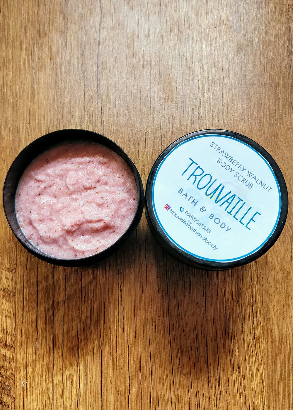 Get Strawberry Walnut Handmade Body Scrub (100g) at ₹ 405 | LBB Shop