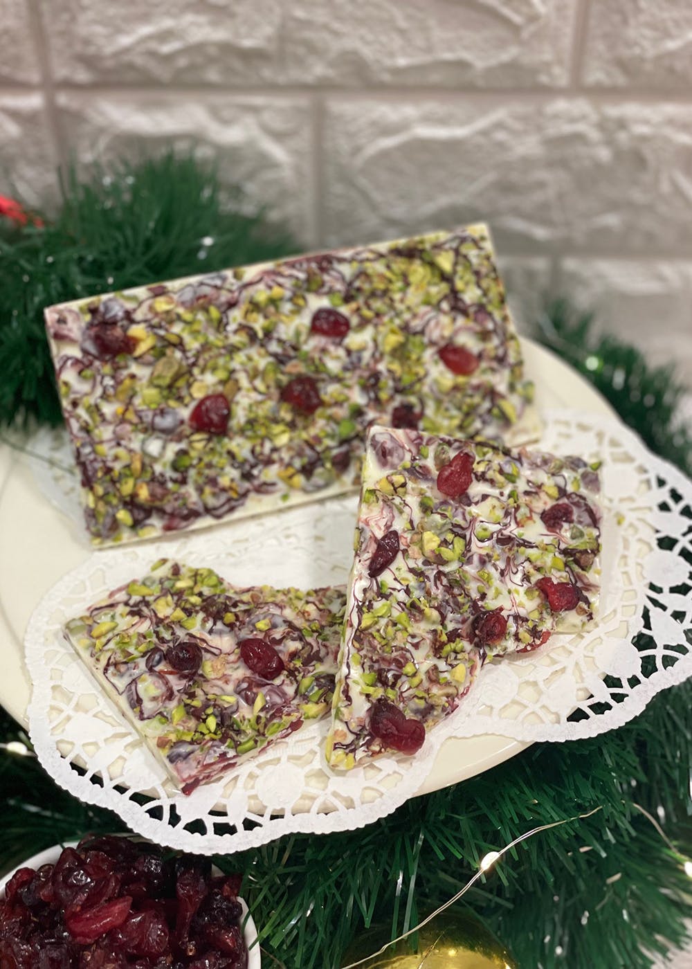 Get White Chocolate Slab With Cranberries And Pistachios at ₹ 375 | LBB ...
